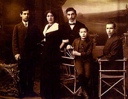 VIEW TO THE PAST | Artists with Family – JadeArt